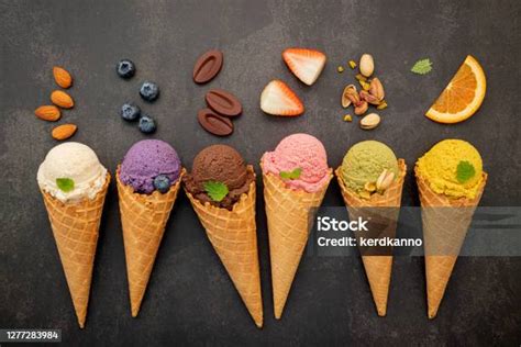 콘 블루 베리 피스타치오 아몬드 오렌지와 초콜릿 설정에 아이스크림 맛의 다양한 어두운 돌 배경에 여름과 달콤한 메뉴 개념 가루로