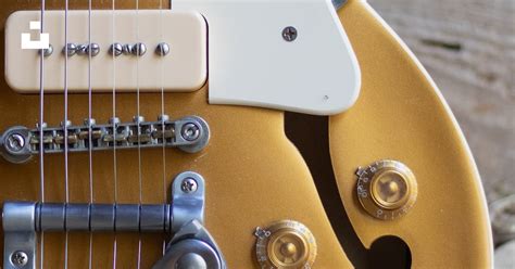 나무 표면에 일렉트릭 기타의 클로즈업 사진 Unsplash의 무료 기타 이미지