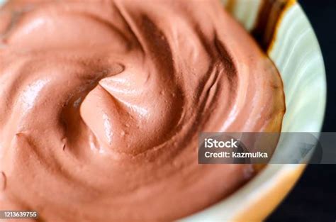 오닉스 그릇에 빨간 벤토나이트 점토 Diy 얼굴 마스크와 바디 랩 레시피 자연의 아름다움 치료와 스파 점토 텍스처 클로즈업 선택적 초점 0명에 대한 스톡 사진 및 기타