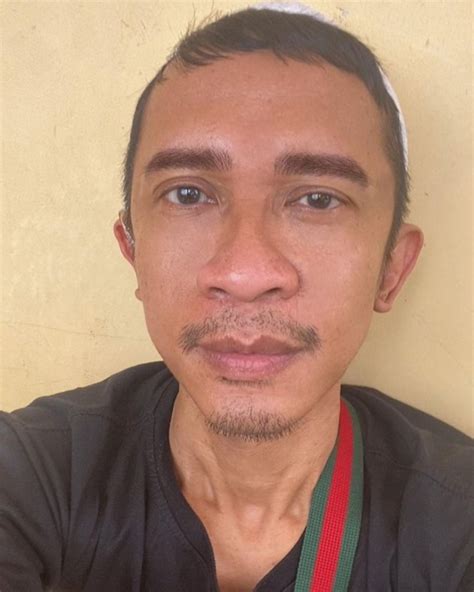 Kerap Tampil Bak Seorang Wanita 8 Potret Aming Yang Kini Kenakan Peci Kemana Mana Sudah