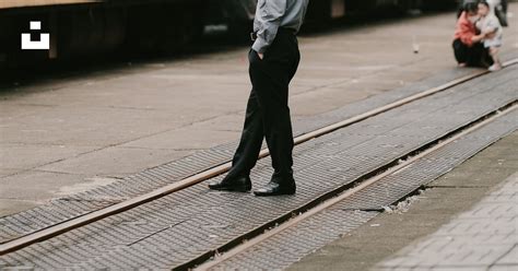 Un Hombre Parado En Un Andén Junto A Un Tren Foto Imagen De Vietnam