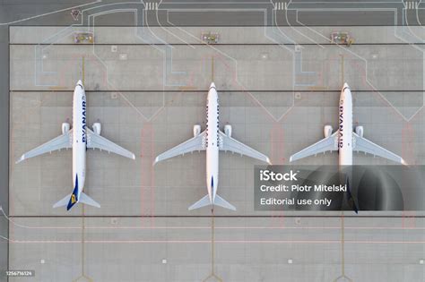 在機場停機坪停車場的里安航空飛機上自上而下的無人機視圖照片取自無人機 照片檔及更多 鳥瞰 照片 鳥瞰 飛機 飛機跑道 Istock