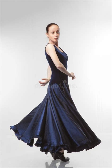 Flamenco Di Dancing Della Giovane Donna Su Bianco Fotografia Stock Immagine Di Caucasico