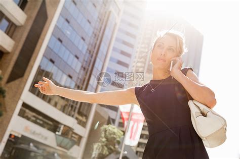 城市街道上挥手叫出租车的女商人会及时那里开会高清图片下载 正版图片300322846 摄图网
