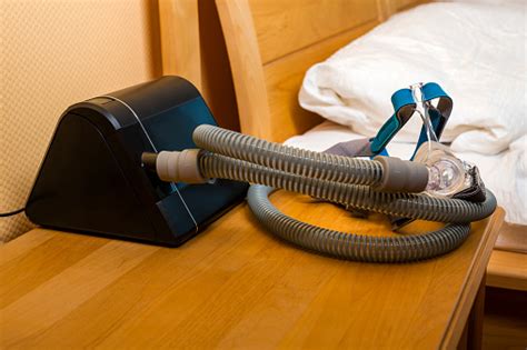 야간 테이블에 Cpap 또는 Apap 장치의 수면 무호흡증 마스크 와 호스 Cpap 기계에 대한 스톡 사진 및 기타 이미지