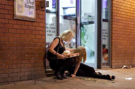 这里到处都是醉酒街头的帅哥、美女，成为英国午夜的“风景”