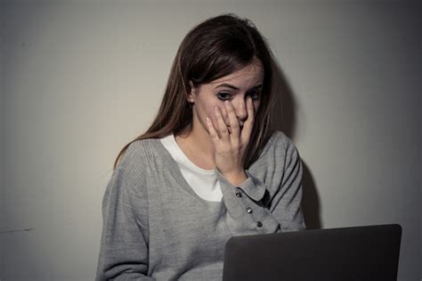 무서워하고 협박 슬픈 십대는 사이버 괴롭힘과 괴롭힘을 겪고 노트북과 라인에 왕따 괴롭힘 스토커 소셜 미디어 온라인 도전 기술 및