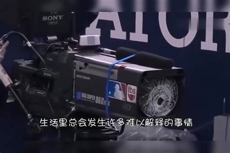 男子海边打高尔夫球，直击路过鸟儿，鸟儿：我这是飞着也中枪吗？鸟儿高尔夫球中枪