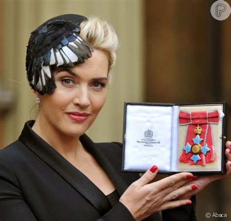 Kate Winslet é homenageada pela rainha Elizabeth II no Palácio de
