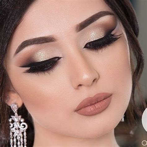 Fariha l Fashion l adlı kullanıcının Bride hairstyles panosundaki Pin Pırıltılı makyaj Makyaj