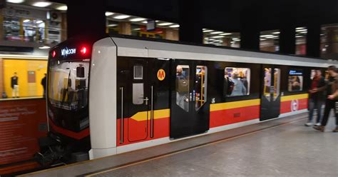 Incydent w metrze w Warszawie Potężne utrudnienia w kursowaniu