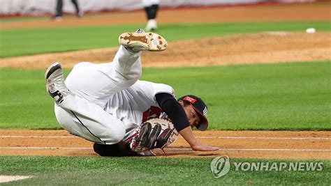 몸 사리지 않는 강백호의 수비 연합뉴스