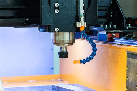 현대 Cnc 밀링 기계의 작업 영역입니다 추상 산업 배경 Cnc 장치에 대한 스톡 사진 및 기타 이미지 Cnc 장치 강철