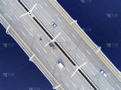 海上公路的鸟瞰图。汽车过桥立交立交桥。公路互通交通。空中鸟眼公路。高速公路。路口。汽车通过。桥梁与交