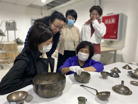 台北故宫博物院研究员廖宝秀到我馆研究馆藏银器德阳市博物馆