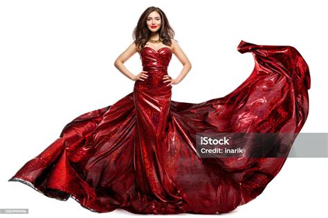 빨간 이브닝 드레스를 입은 아름다운 여성 패션 모델 인 플러딩 가운 고립 된 화이트 스튜디오 촬영에 대한 스톡 사진 및 기타