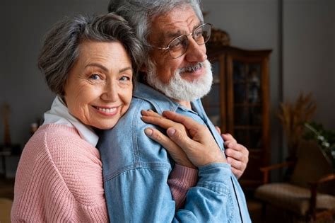 Vue latérale smiley couple de personnes âgées étreignant Photo Gratuite