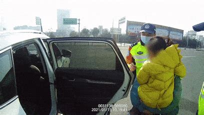 张家界一女子抱小孩坐车被罚副驾驶做这事要扣分 张某