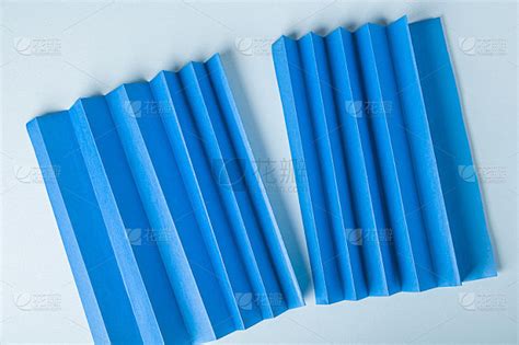 Diy的概念和孩子的创造力,折纸。一步一步讲解如何制作纸雪花。2 像手风琴一样折叠纸张。儿童新年 Diy的概念和孩子的创造力,折纸。一步一步讲解如何制作纸雪花。2 像手风琴一样折叠纸张。儿童新年