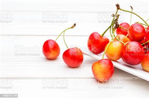흰색 나무 테이블에 체리와 플레이트입니다 텍스트를 위한 공간입니다 건강한 생활방식에 대한 스톡 사진 및 기타 이미지 건강한