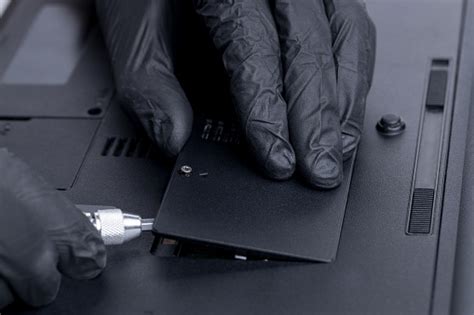 노트북 Pc를 수리하거나 조정하는 기술자 작업자의 보기를 닫습니다 작업 도구를 사용하여 메모리 모듈 소켓을 엽니다 노트북 및 컴퓨터 서비스 개념 개념에 대한 스톡 사진 및