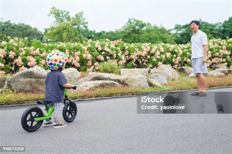 아버지 작은 아시아 18 개월 귀여운 함께 시간을 보내고 1 세 유아 소년 아이 아빠와 아들 재생과 균형 자전거 재미가 가족에 대한 스톡 사진 및 기타 이미지 Istock