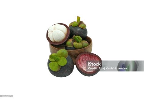 망고스틴 과일 보라색의 그룹 태국여름 시즌에 는 하프 필 달콤한 디저트를 잘라 종합 비타민 육즙 신선도 채식 클리핑 경로가 있는