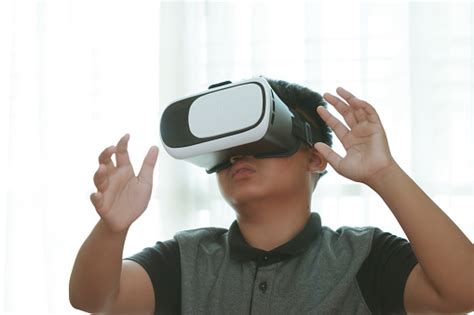 홈 스튜디오에서 Vr 가상 현실 고글 상호 작용 헤드셋을 착용 하는 아시아 소년 즐기고 학습 공부 새로운 디지털 시뮬레이션 공상