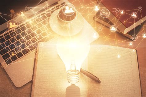 데스크톱 배경의 컴퓨터를 통해 소셜 네트워크 홀로그램 도면 맨 위 보기입니다 이중 노출 블로깅에 대한 스톡 사진 및 기타 이미지 Istock