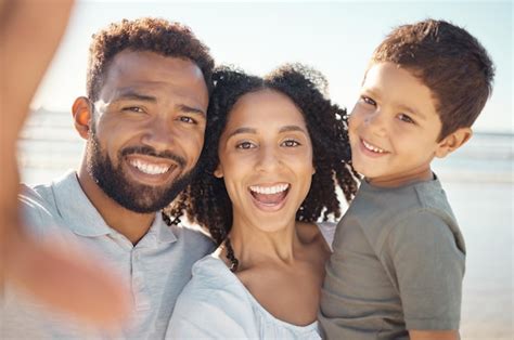 Retrato De Família Selfie Em Férias De Praia Férias De Verão E à Beira