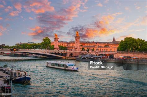 프랑스 파리의 알렉산드르 3 세 다리에서 아름 다운 석양 보기 0명에 대한 스톡 사진 및 기타 이미지 0명 강 강둑 Istock