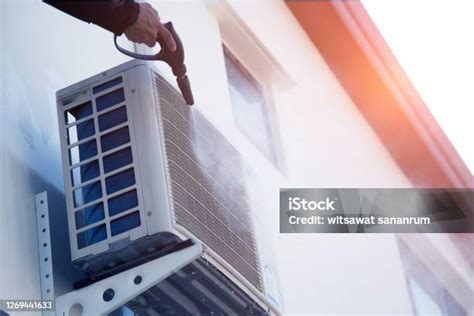 기술자는 물을 분사하여 에어컨을 청소하고 있습니다 손과 물 스프레이 에어컨 청소 에어컨에 집중하십시오 에어컨에 대한 스톡 사진 및 기타 이미지 Istock