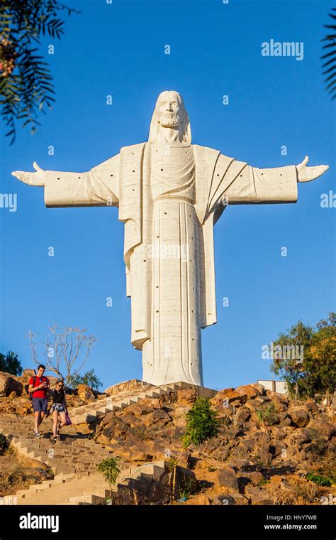 Toristen Die Größte Statue Von Jesus Christus Der Welt Der Cristo De