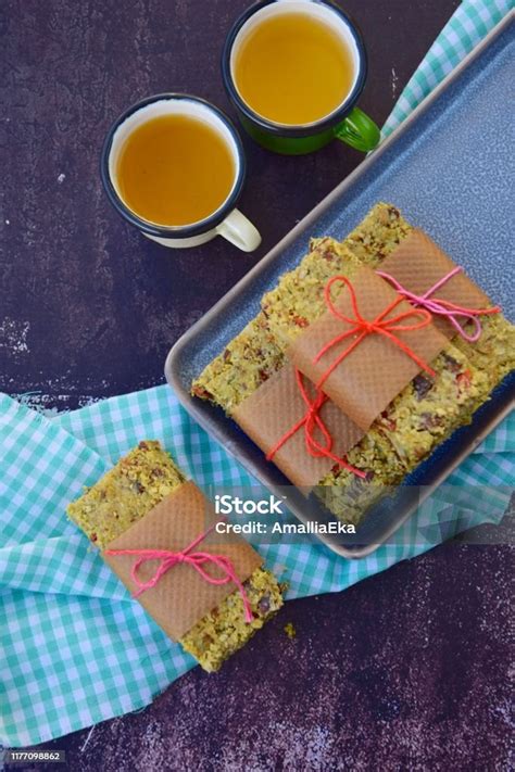 귀리 말차 가루 메이플 시럽 고지 베리 호박 씨 해바라기 씨 날짜 브라질 너트 및 참깨로 만든 말차 아침 식사 바 0명에 대한 스톡 사진 및 기타 이미지 Istock