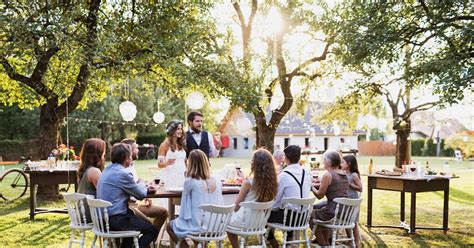 뒤뜰에서 결혼식 피로연 연설하는 잘 생긴 신랑 테이블 주위에 앉아있는 손님 사진 Unsplash의 꽃 이미지