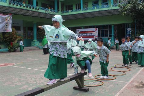 Permainan Outdoor Siswa Siswi Kelas 1