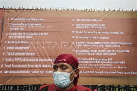 UNJUK RASA BURUH DI DEPAN GEDUNG DPR ANTARA Foto