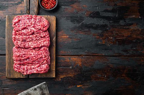 다진 대리석 쇠고기 오래된 어두운 나무 테이블 배경에 텍스트 복사 공간이있는 상단 보기 플랫 누워 0명에 대한 스톡 사진 및