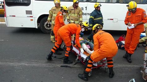 Mulher é atropelada por moto ao descer de ônibus no Eixo Monumental Metrópoles