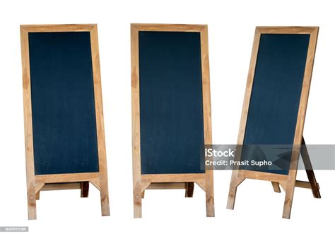 흰색 배경에 격리된 야외 디스플레이가 있는 빈 메뉴 나무 칠판 세트 칠판 표지판 메뉴 표지판 0명에 대한 스톡 사진 및 기타 이미지 Istock