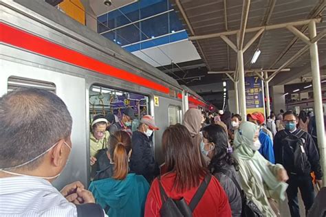 Hari Ketiga Kerja Usai Lebaran Ribuan Penumpang Padati Stasiun Manggarai