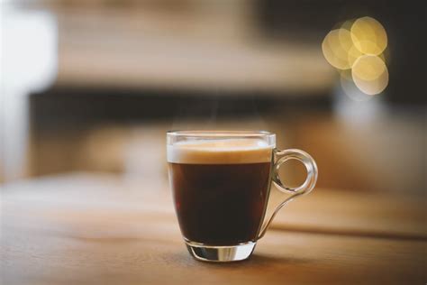 Mulher é acusada de tentar matar marido misturando café alvejante