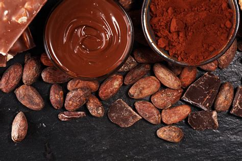 초콜릿 스 월과 스택 칩과 파우더를 녹여 초콜릿 또는 녹은 초콜릿을 블랙에 가득 찬에 대한 스톡 사진 및 기타 이미지 가득