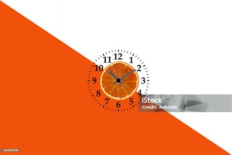 흰색과 주황색 종이 배경에 시계와 오렌지 과일 조각의 평면 누워 감귤류 과일에 대한 스톡 사진 및 기타 이미지 감귤류 과일 개념 건강한 생활방식 Istock