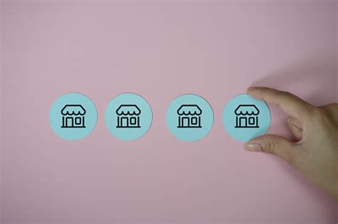 손 남자는 파란색 배경에 프랜차이즈 마케팅 시스템으로 컷 아이콘 종이를 선택 갈색에 대한 스톡 사진 및 기타 이미지 갈색 개념 개체 그룹 Istock