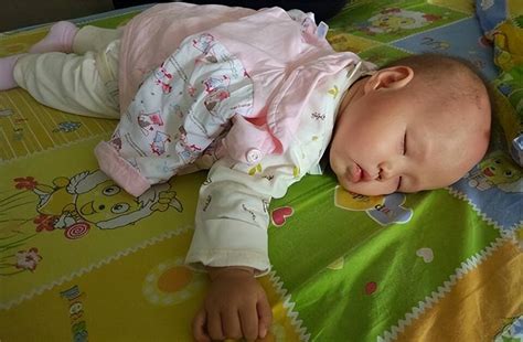 为什么小孩晚上睡觉总爱踢被子却没有着凉生病这是为什么呢 今日看点
