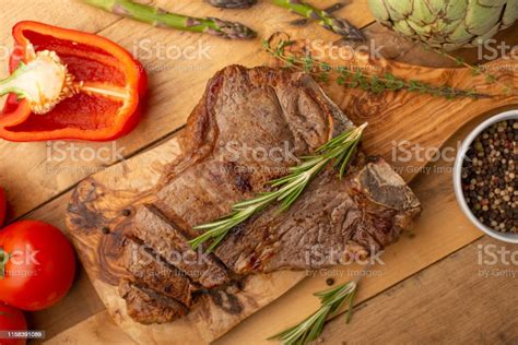 로즈마리 후추 조미료 신선한 채소를 나무 배경으로 한 대리석 쇠고기 스테이크 레스토랑 메뉴 미식 맛있는 음식 레스토랑 서비스 고기에 대한 스톡 사진 및 기타 이미지 Istock