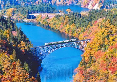 錦秋を走る 福島県 三島町交流センター 山びこ