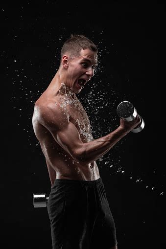 잘생긴 젊은 남자는 스튜디오 샷에 그의 얼굴과 가슴에 물 밝아진와 덤 벨과 기차 건강한 생활방식에 대한 스톡 사진 및 기타 이미지 건강한 생활방식 관능 근육 Istock