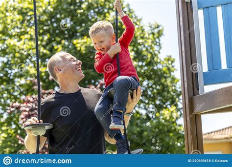 Pai Brincando Seu Filho De 3 Anos No Recreio Foto De Stock Imagem